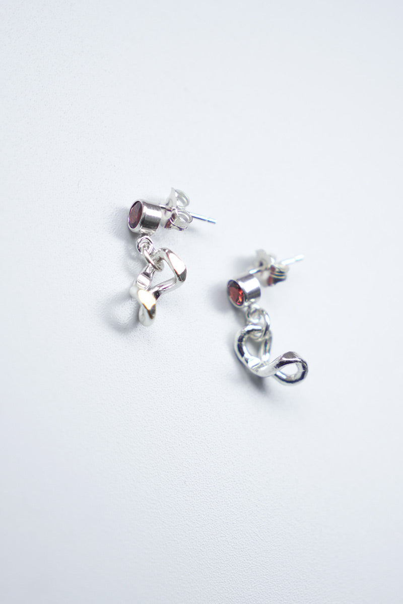 YAM | RED GARNET STONE VINE STUDS EARRIGS / SILVER PLATED レッドガーネットストーンピアス – STOCK